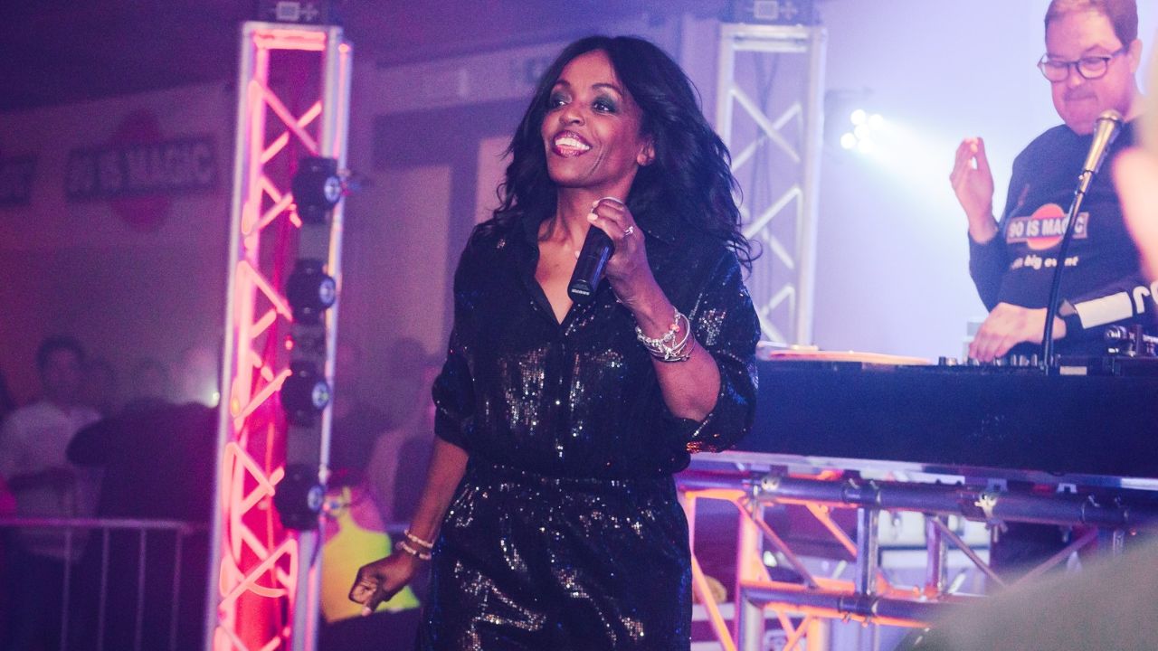 'I Love 90s': Manaus recebe show com Sandy Chambers - Portal Edilene Mafra