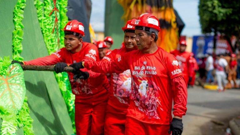 Boi Garantido inicia translado das alegorias para a concentração do ...